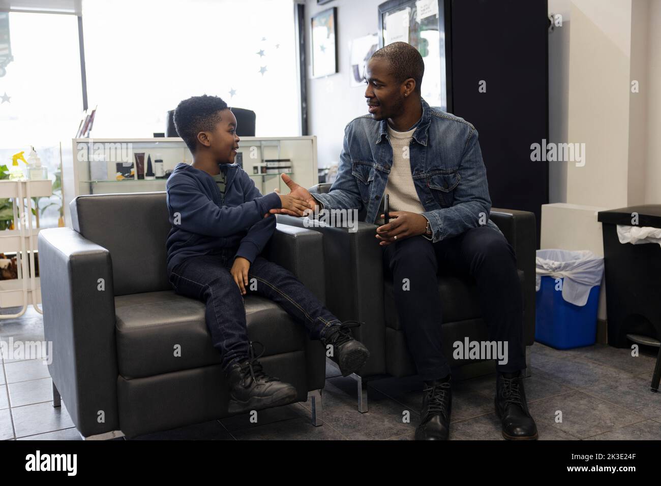 Face to face shaking hands hi-res stock photography and images - Alamy