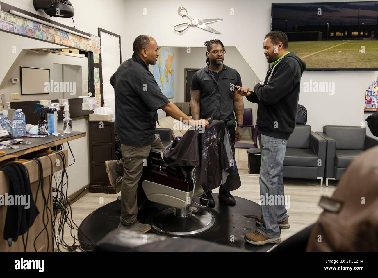 Barber man in barbers shop hi-res stock photography and images - Alamy