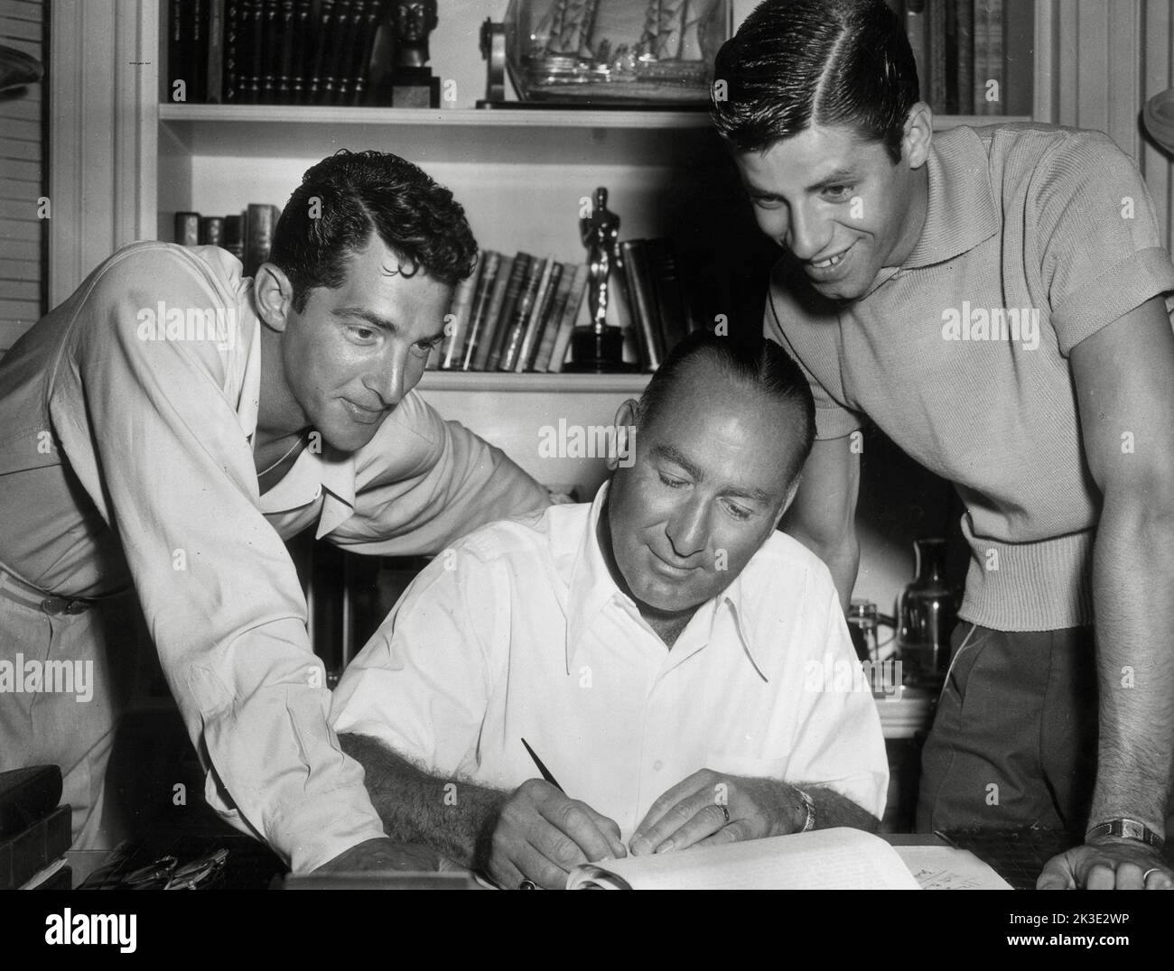 Dean Martin, Jerry Lewis, Hal B. Wallis, signing contracts, 1948. (THA ...