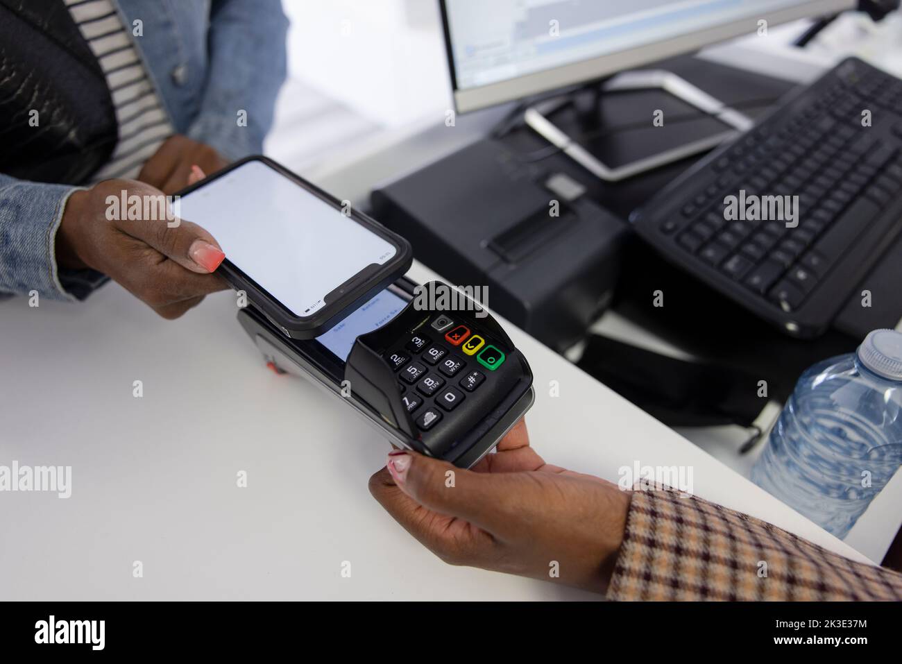 Smart checkout hi-res stock photography and images - Alamy