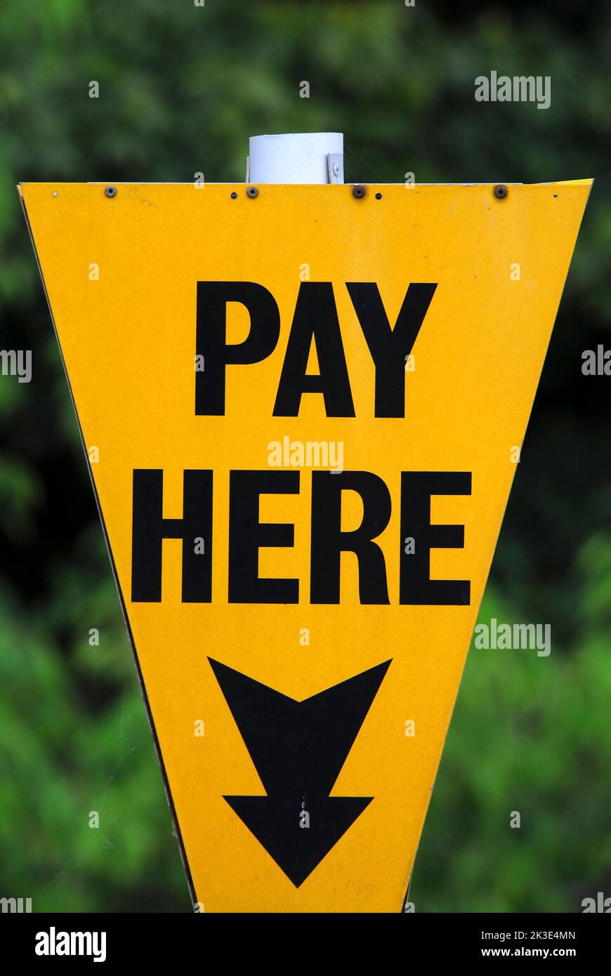 Yellow 'pay here' car park sign Stock Photo - Alamy