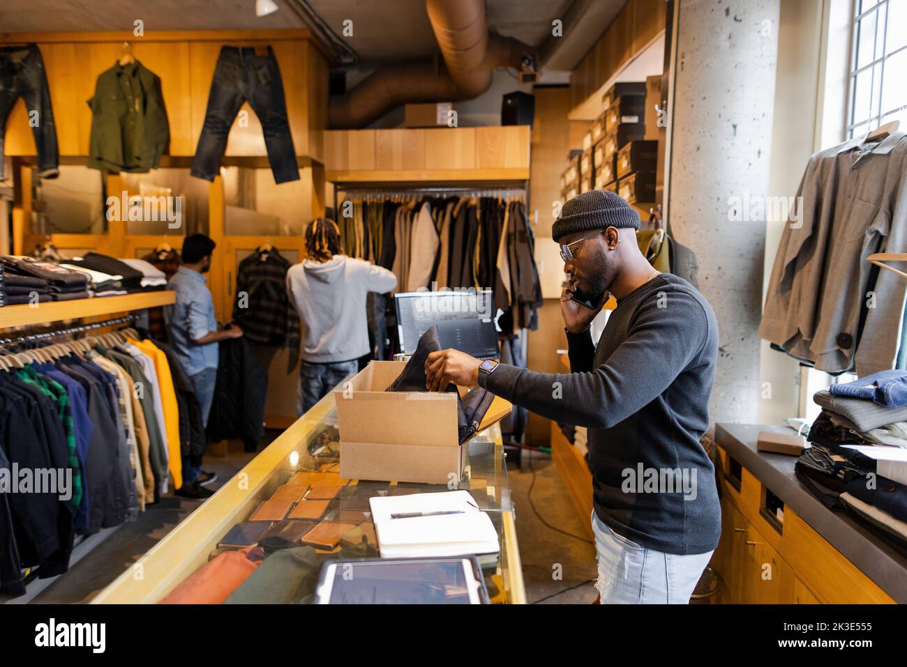 Worker unpacking merchandise hi-res stock photography and images - Alamy