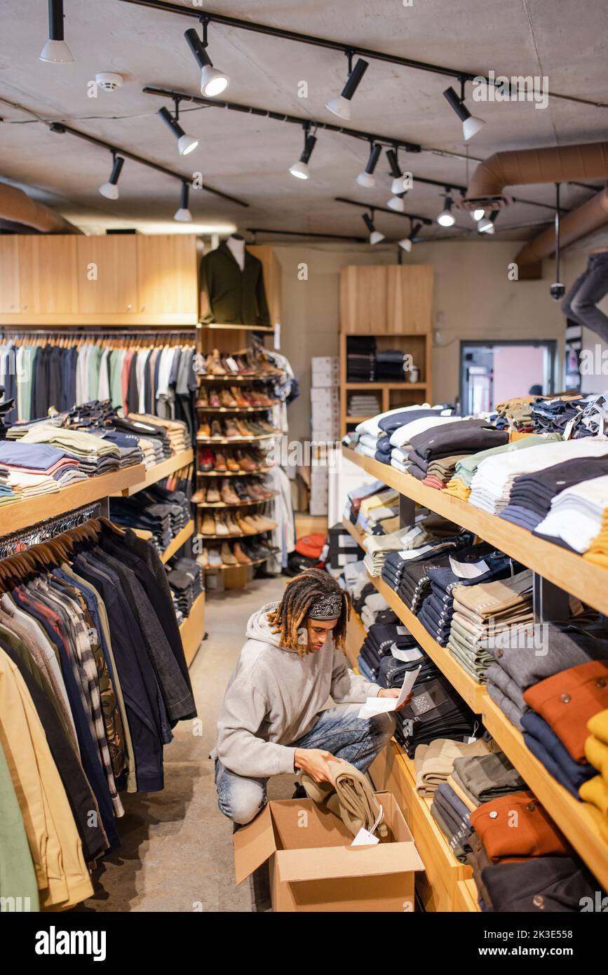 Store male hi-res stock photography and images - Alamy