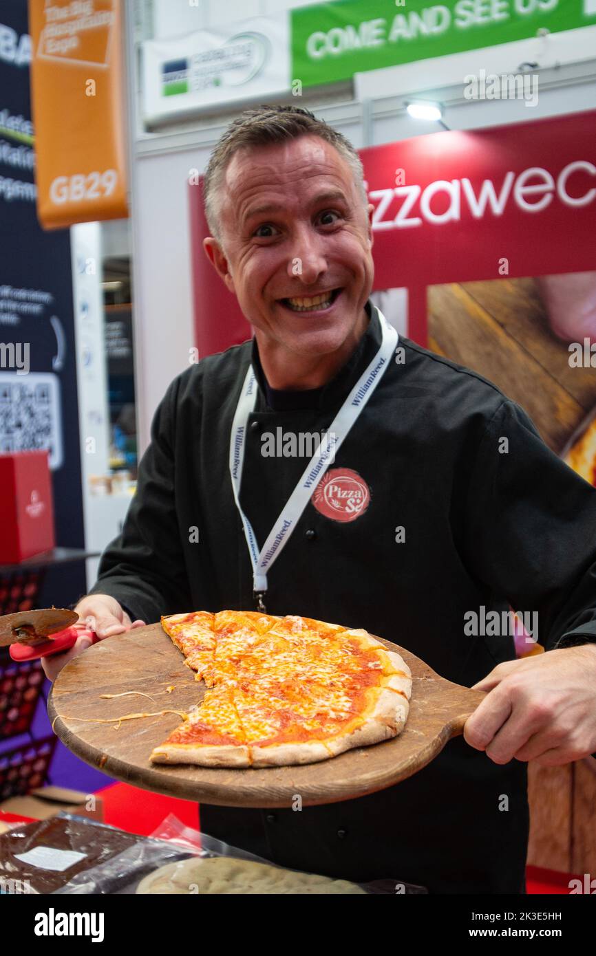 Waiter uk 2022 hi-res stock photography and images - Alamy