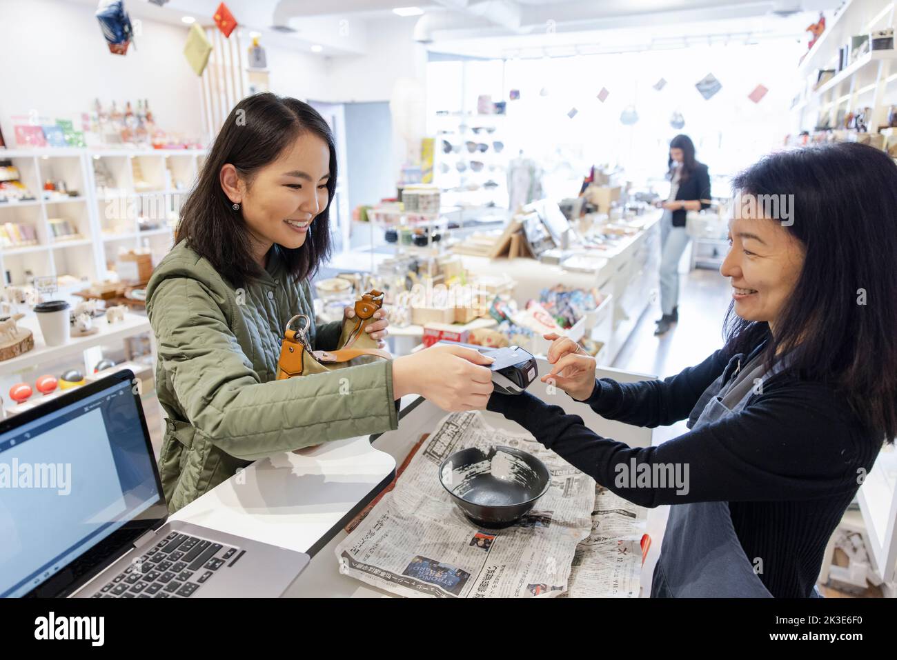 Customer shop counter hi-res stock photography and images - Alamy