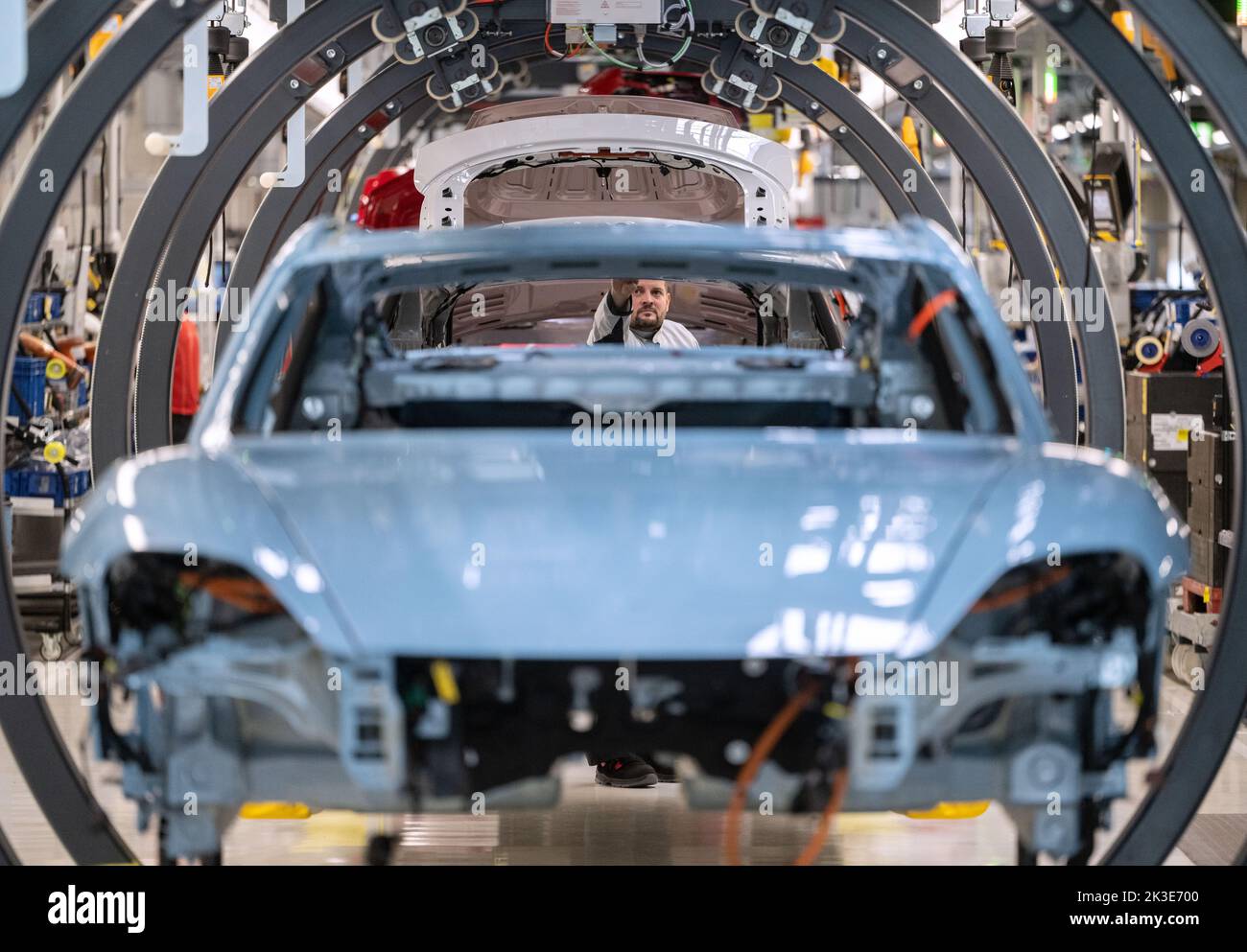 Stuttgart, Germany. 26th Sep, 2022. A Porsche AG employee assembles a ...