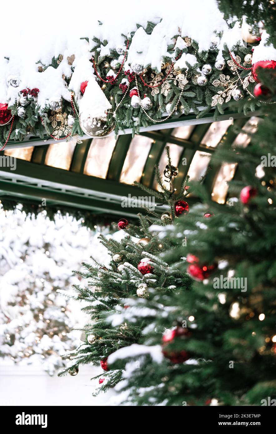 Beautiful fir tree decorations and lights of traditional Christmas fair ...