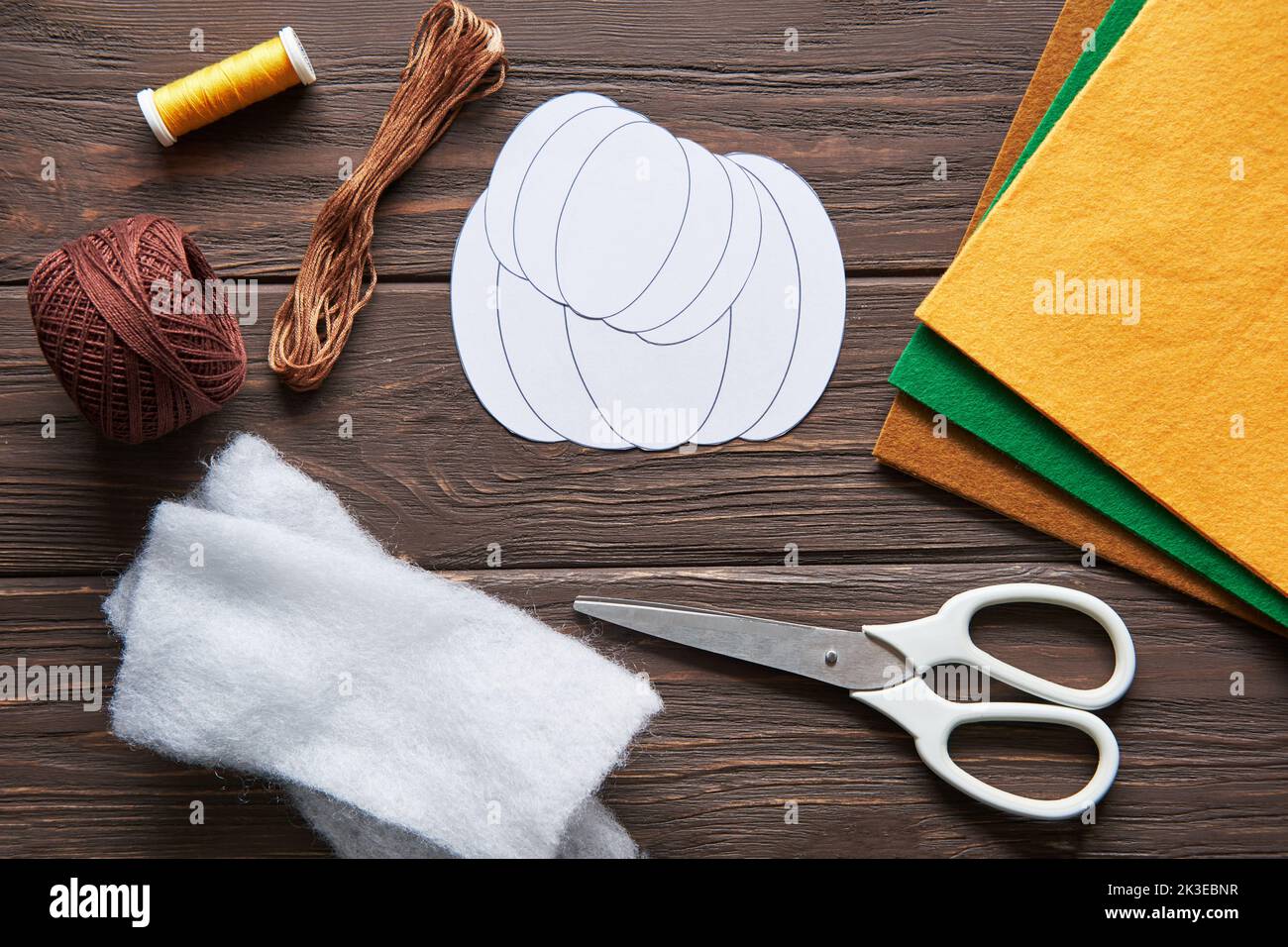 Step-by-step instructions for decorative crafts pumpkin made of felt ...