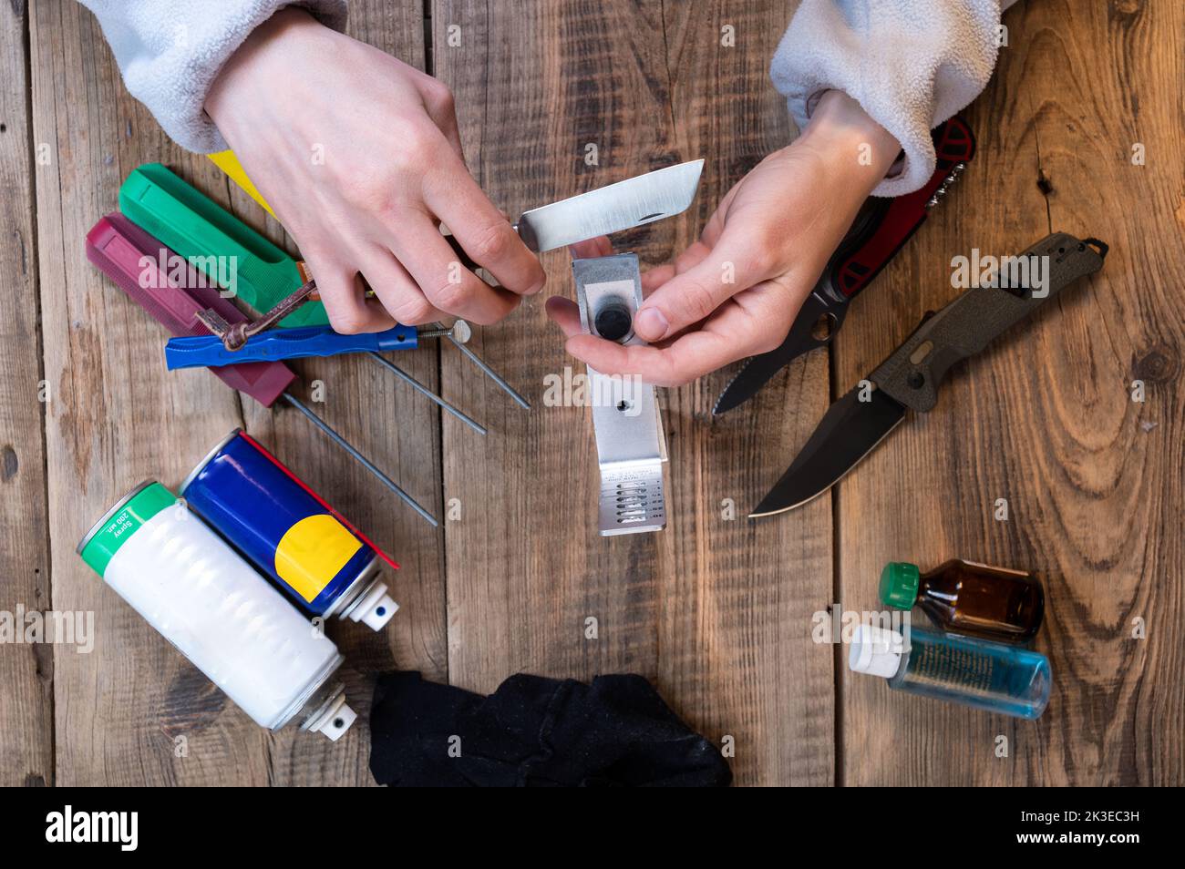 The sharpener inserts the knife into the sharpening system. Sharpening ...