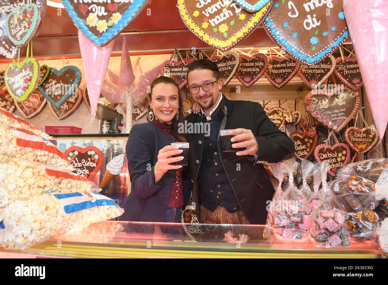 Munich, Germany. 26th Sep, 2022. Chamaina Agtsch (l) and Marcell ...
