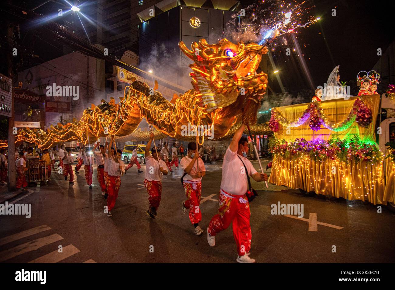 Bangkok, Thailand. 26th Sep, 2022. Dancers perform in a Dragon dance ...