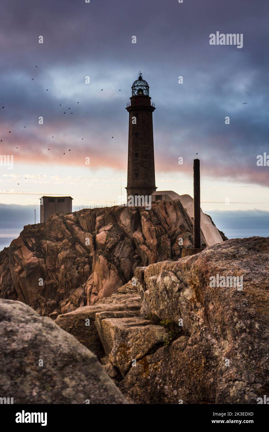 Faro acantilado playa hi-res stock photography and images - Alamy
