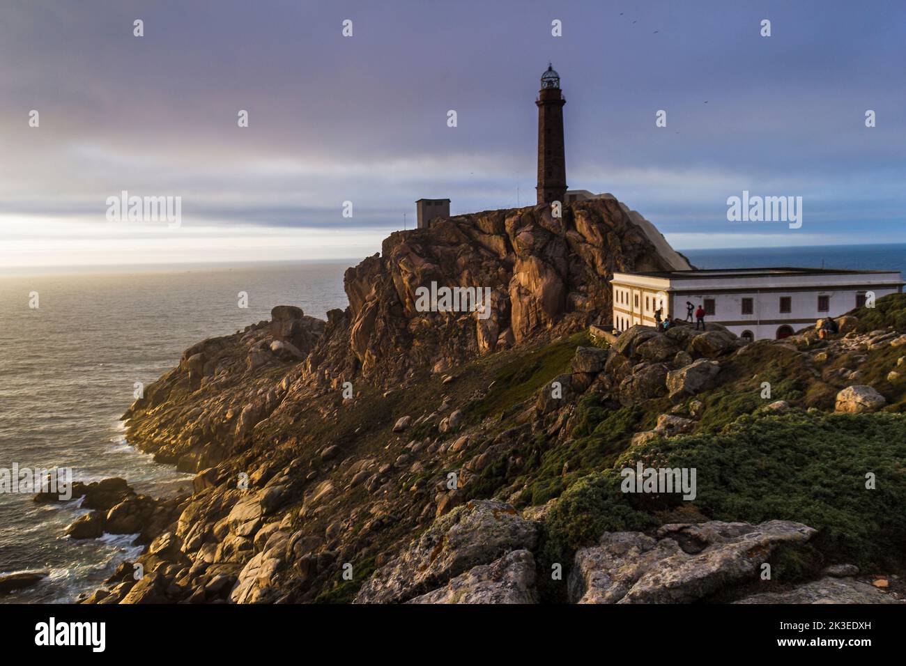 Faro acantilado playa hi-res stock photography and images - Alamy
