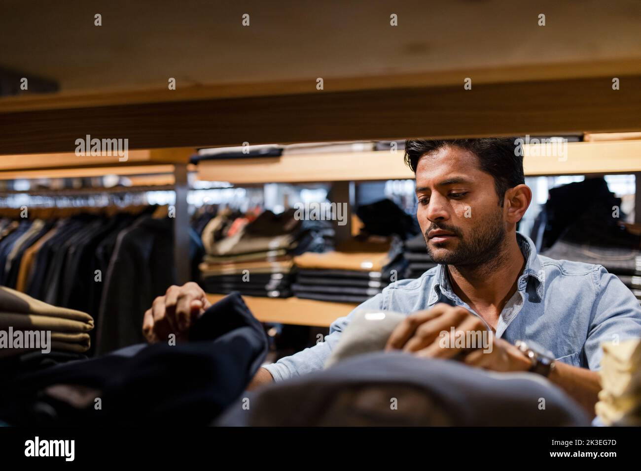 Real clothing store hi-res stock photography and images - Alamy