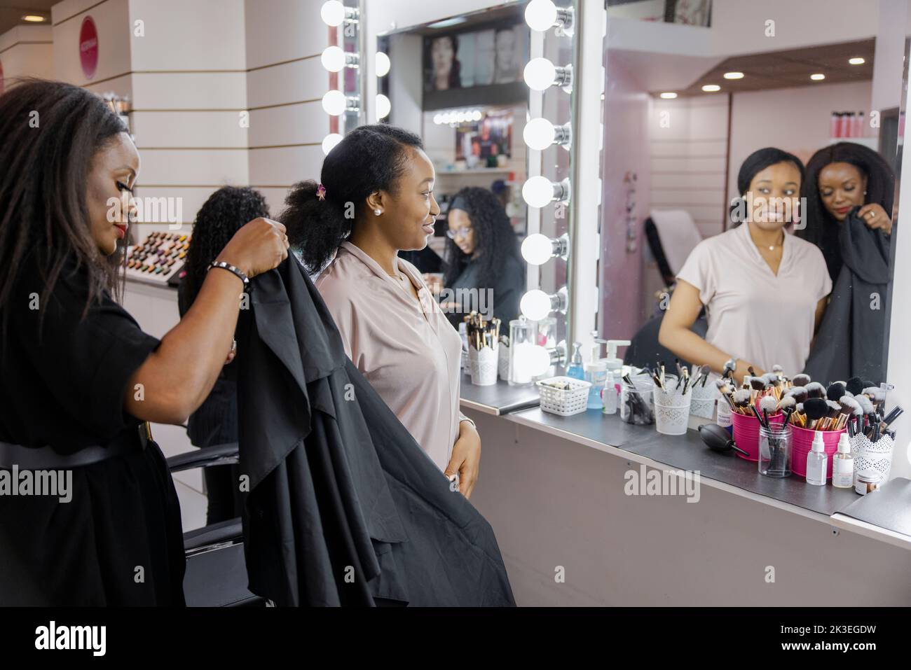 Putting on makeup shop hi-res stock photography and images - Alamy