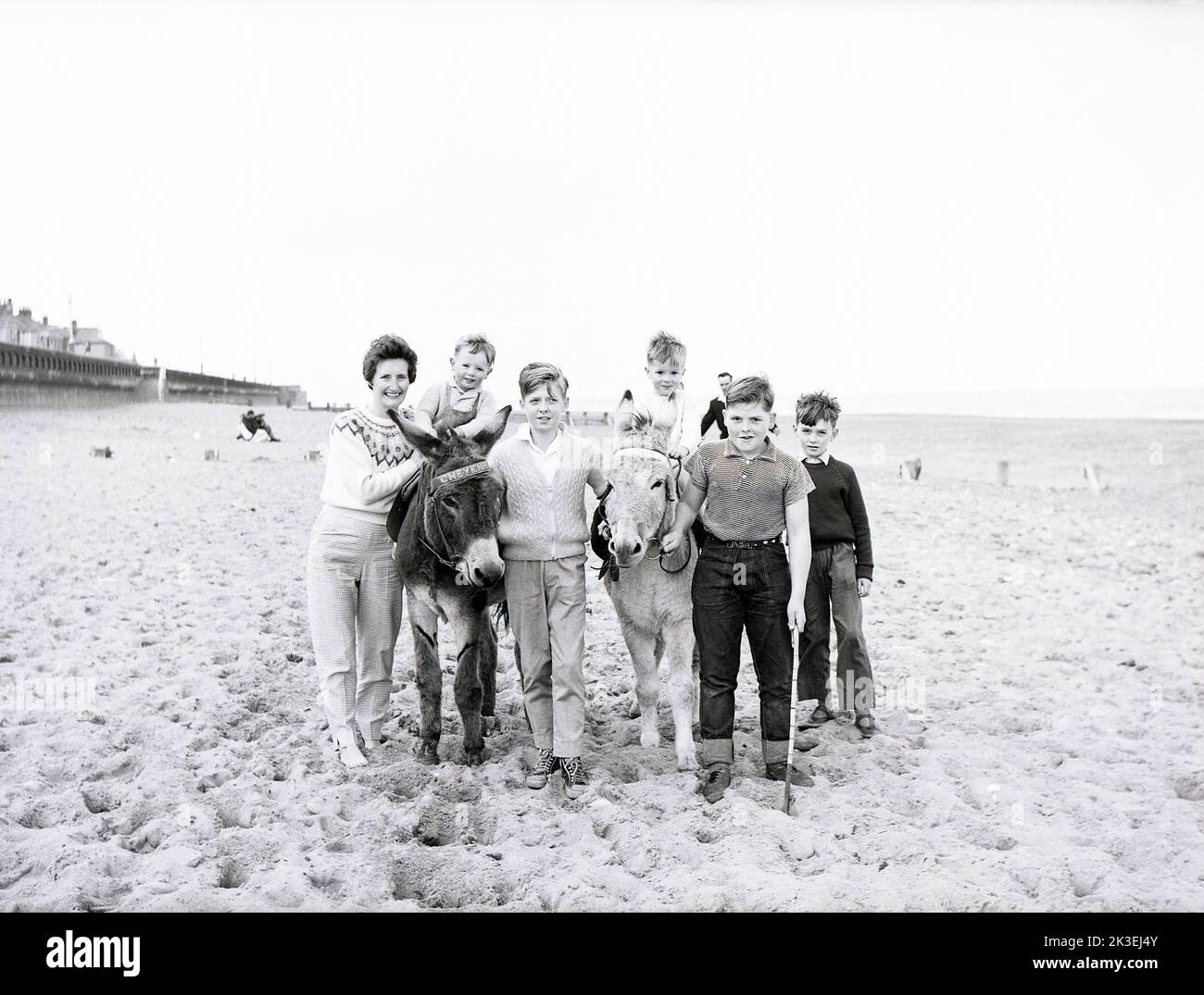 British beach 1960s hi-res stock photography and images - Alamy