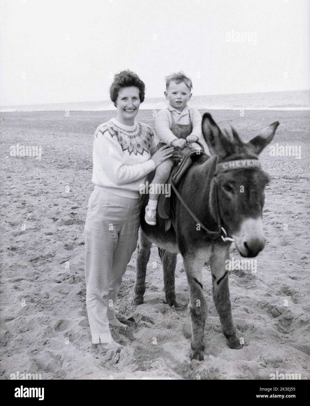 1960s woman beach hi-res stock photography and images - Alamy