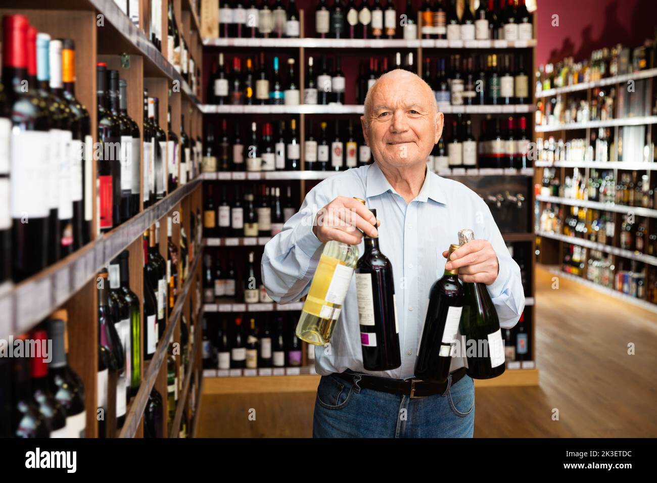 Shopper buying drinks hi-res stock photography and images - Alamy