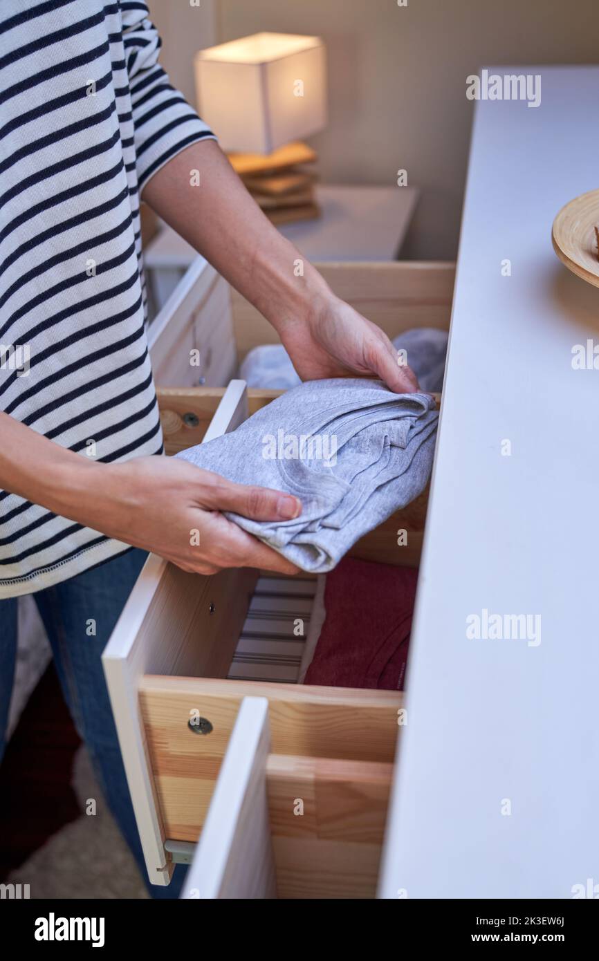 Woman organize closet hi-res stock photography and images - Alamy