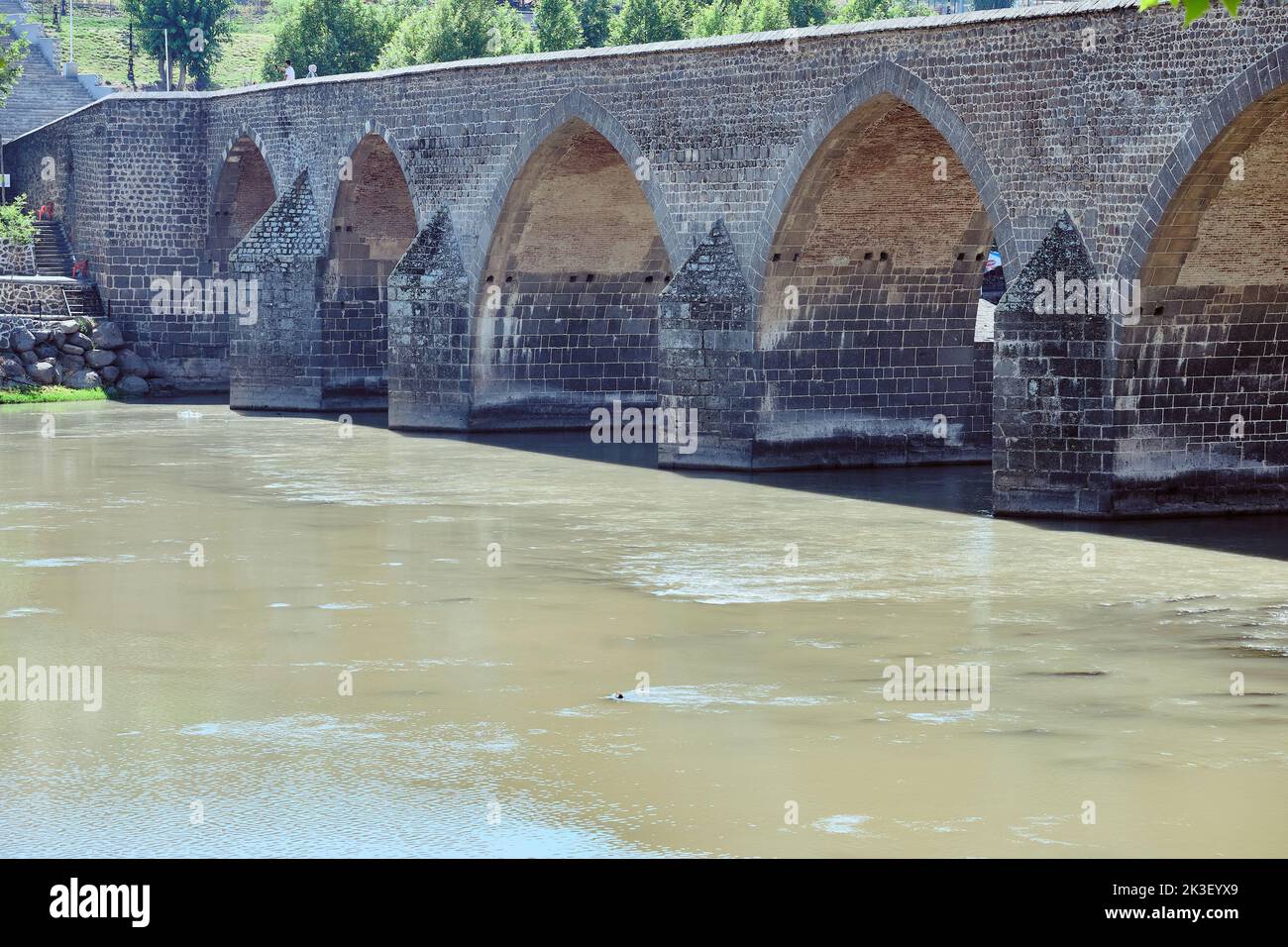 The Dicle Bridge in Diyarbakir, Turkey Stock Photo - Alamy