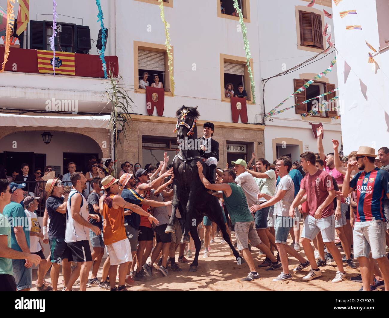 Crowd horse hi-res stock photography and images - Alamy