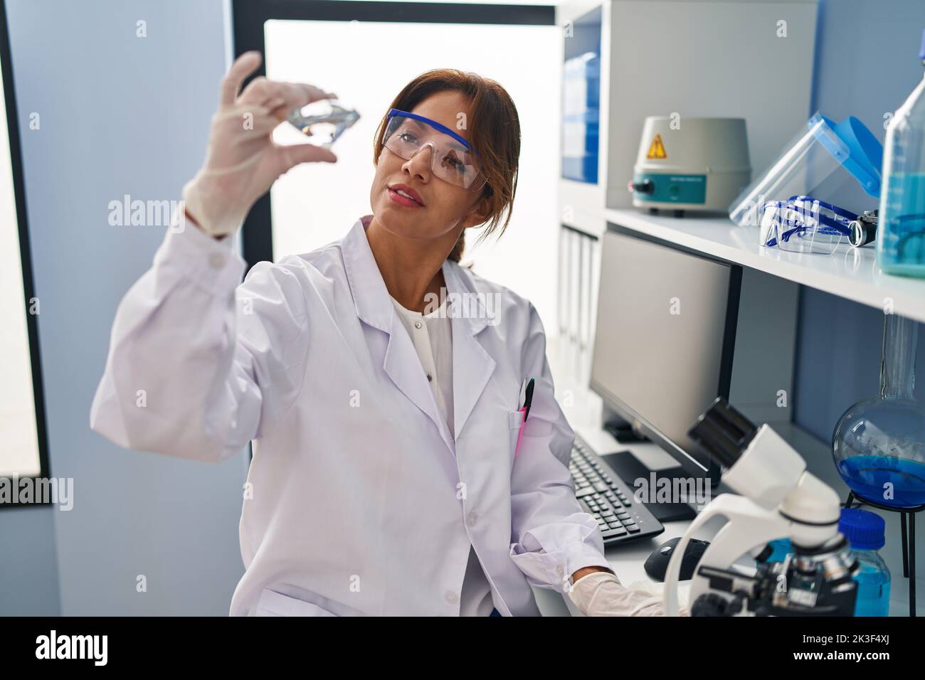 Female scientist microscope gem hi-res stock photography and images - Alamy