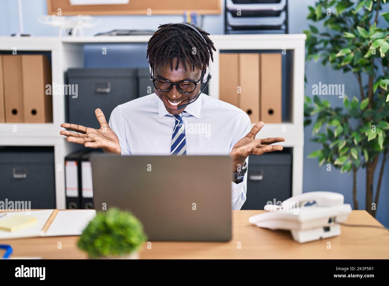 Black man dreadlocks yelling screaming hi-res stock photography and ...
