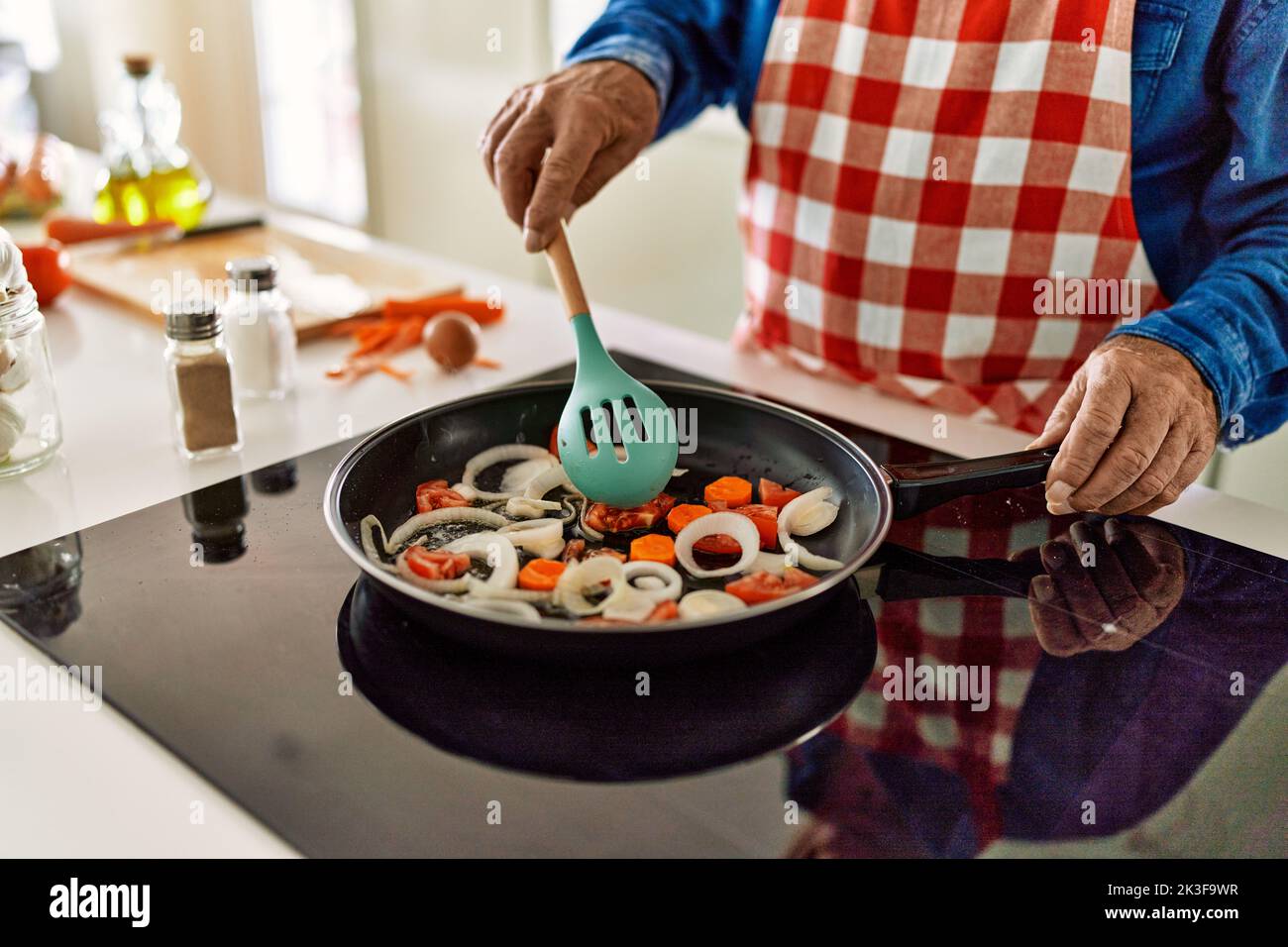 Senior man cooking at kitchen Stock Photo - Alamy