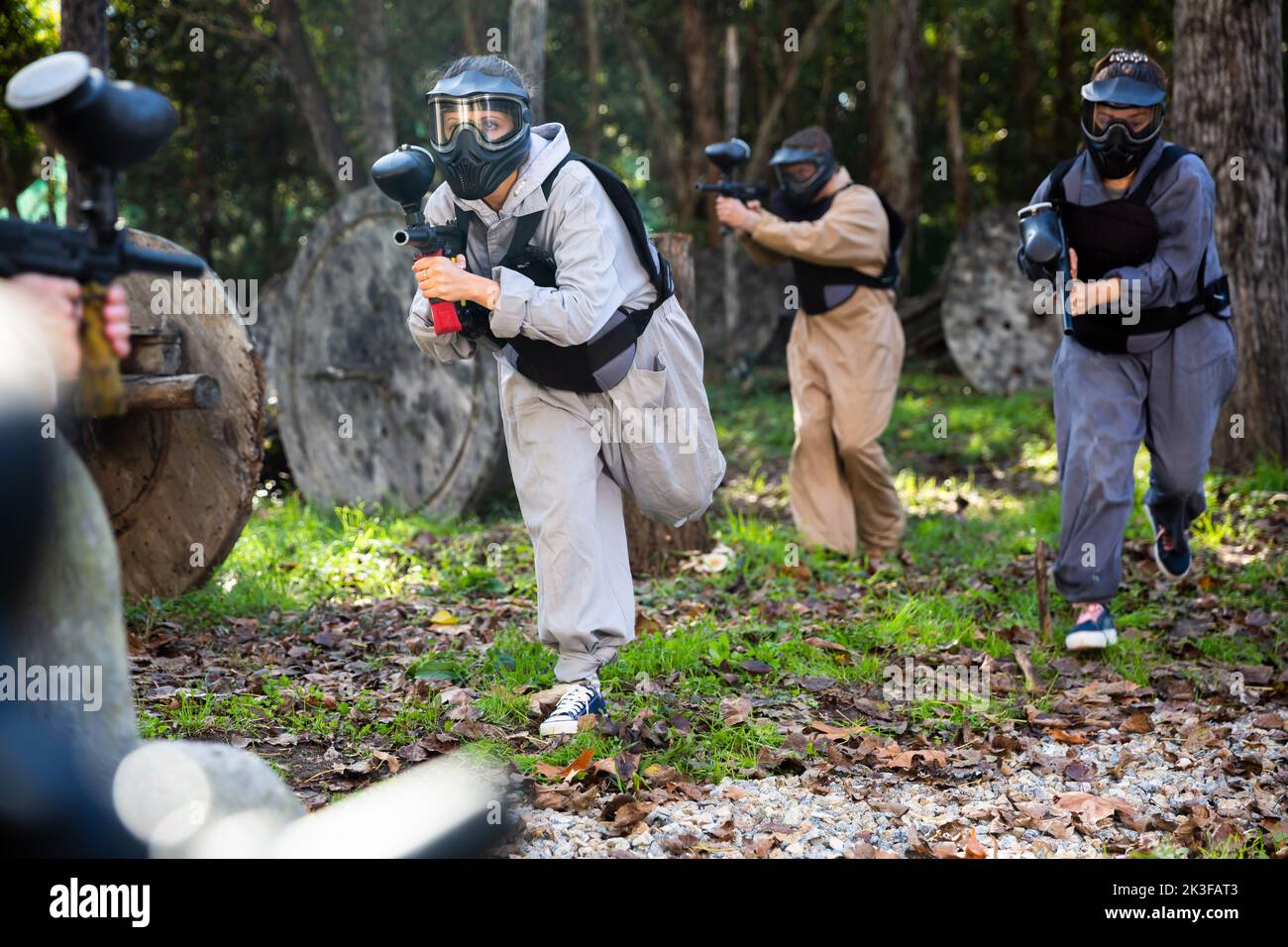 People in full gear playing paintball Stock Photo - Alamy