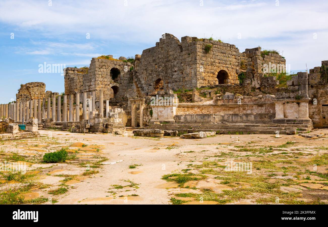 Scenic ruins of nymphaeum in Perge (Perga). Turkey Stock Photo - Alamy