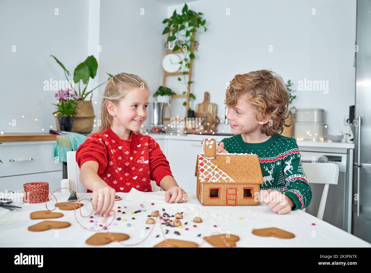 Children making gingerbread house hi-res stock photography and images ...