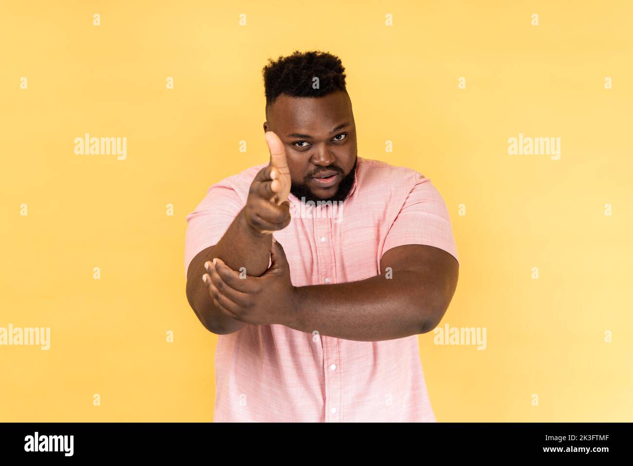 Man pointing gun at camera hi-res stock photography and images - Alamy