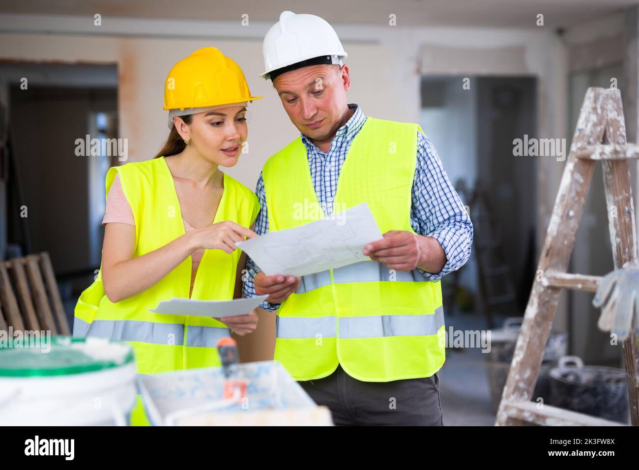 Builders talking construction site architect hi-res stock photography ...