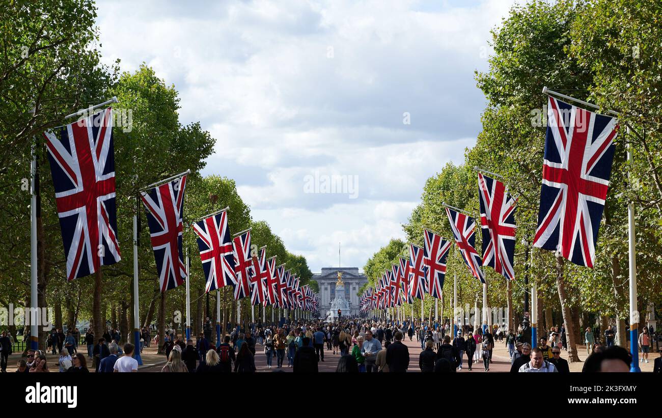 25 Sep 2022 - Londonuk: union jack flags on the mall with crowds under ...