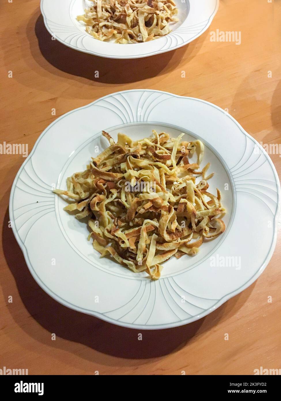 Flaedle, geschnittene Pfannkuchen in einem Suppen Teller Stock Photo ...