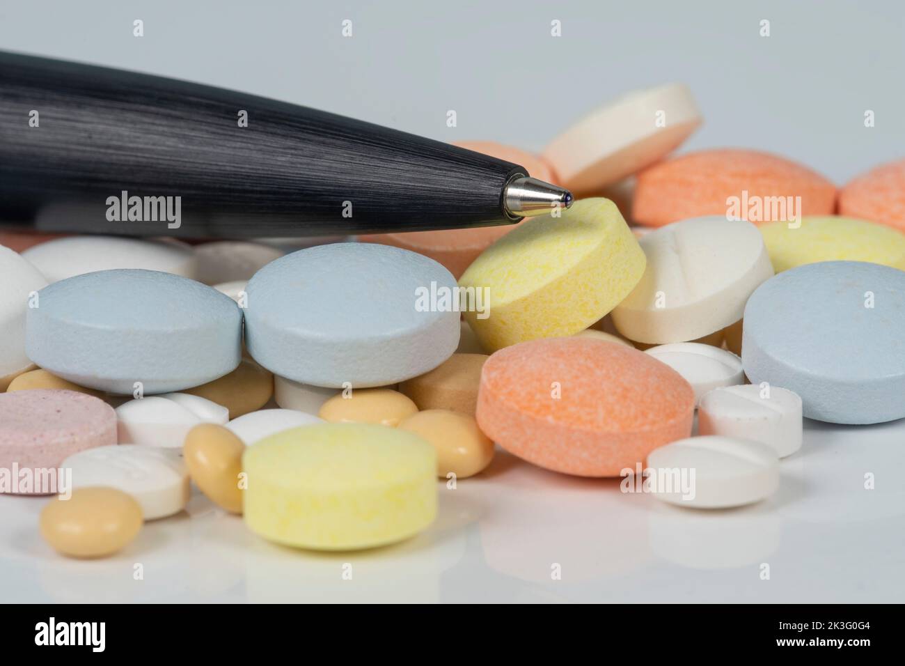 Medicines (tablets, capsules, pills) of different sizes and colors ...