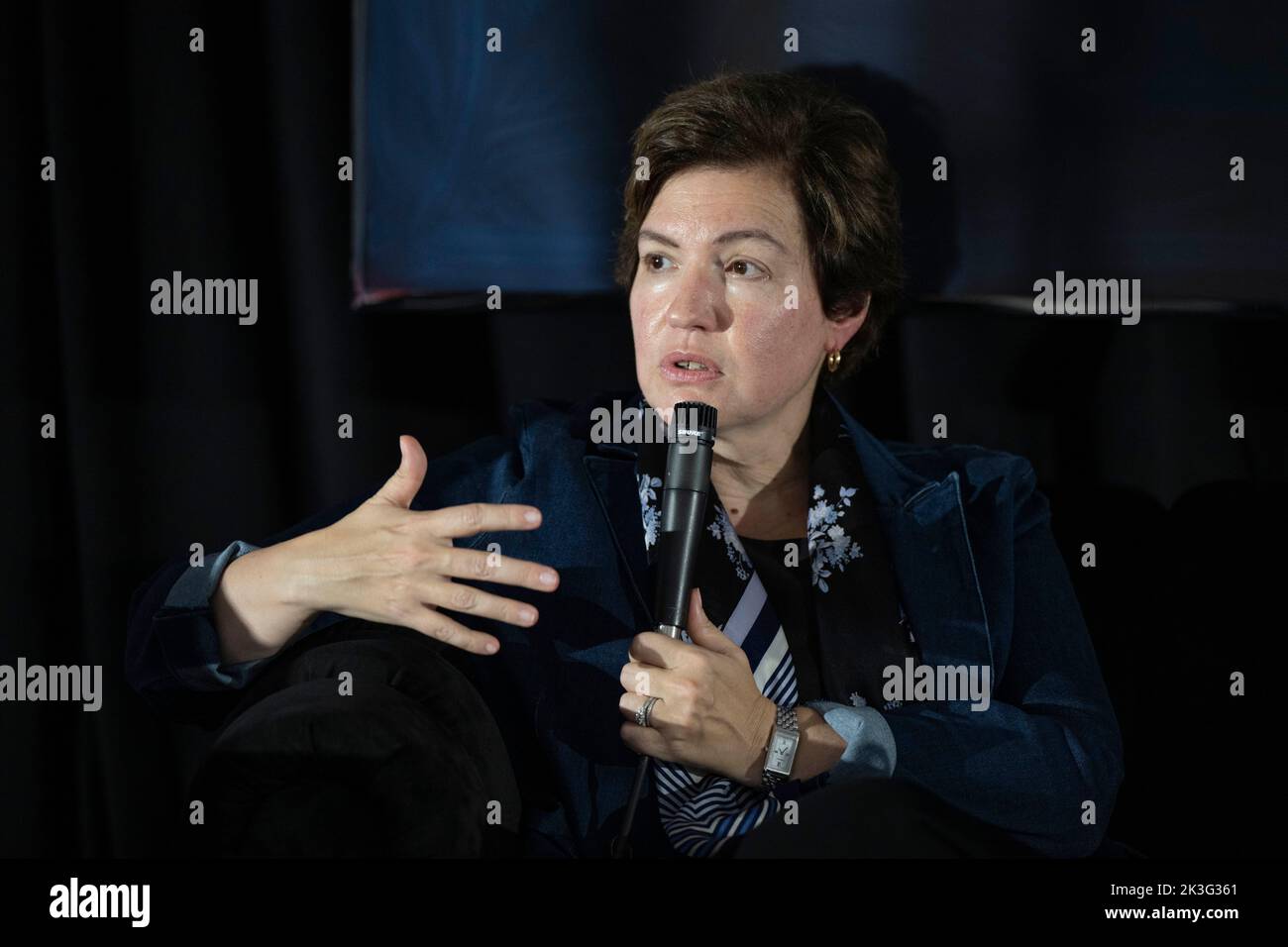 New yorker speaking hi-res stock photography and images - Alamy