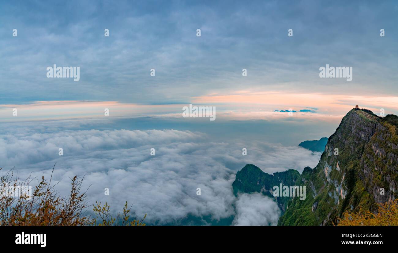 Gold peak mount emei hi-res stock photography and images - Alamy