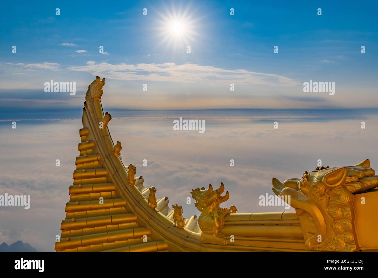 The golden eaves of the temple dougong, jinding, Mount Emei, Sichuan ...