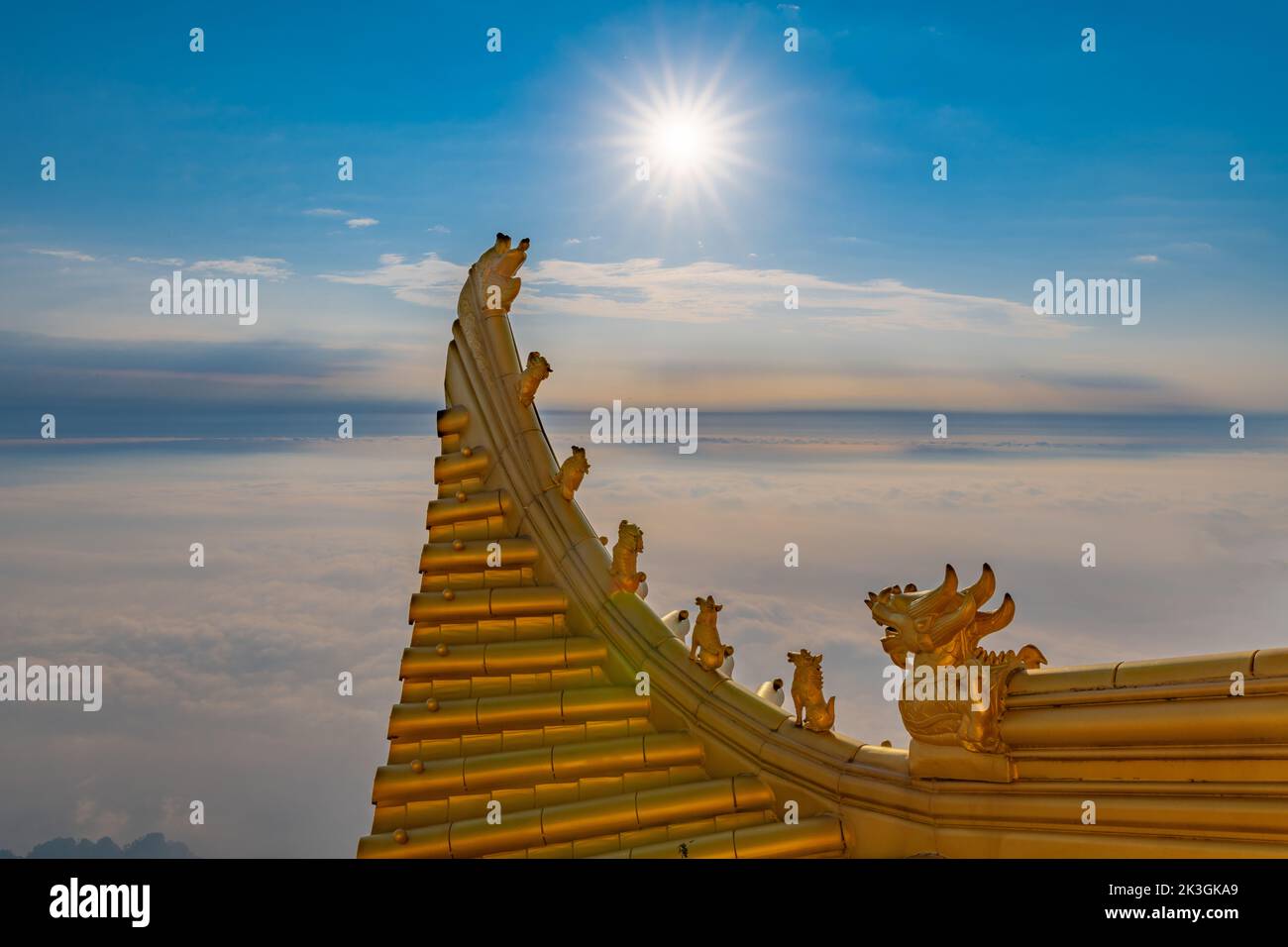 The golden eaves of the temple dougong, jinding, Mount Emei, Sichuan ...