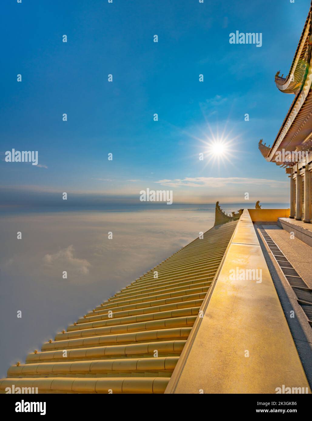 The golden eaves of the temple dougong, jinding, Mount Emei, Sichuan ...