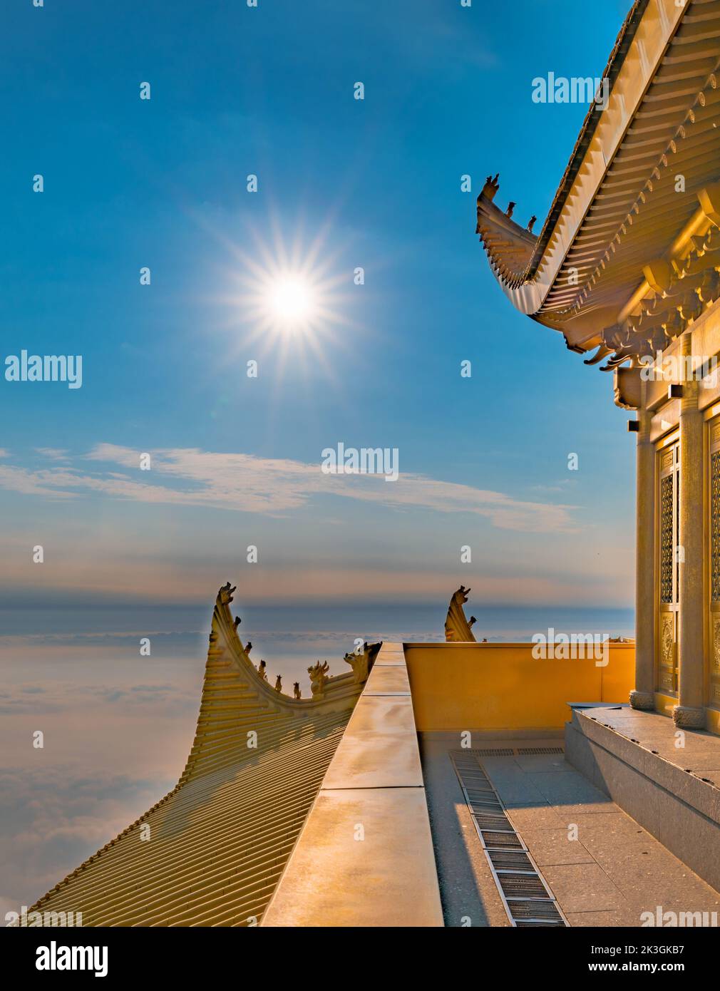 The golden eaves of the temple dougong, jinding, Mount Emei, Sichuan ...