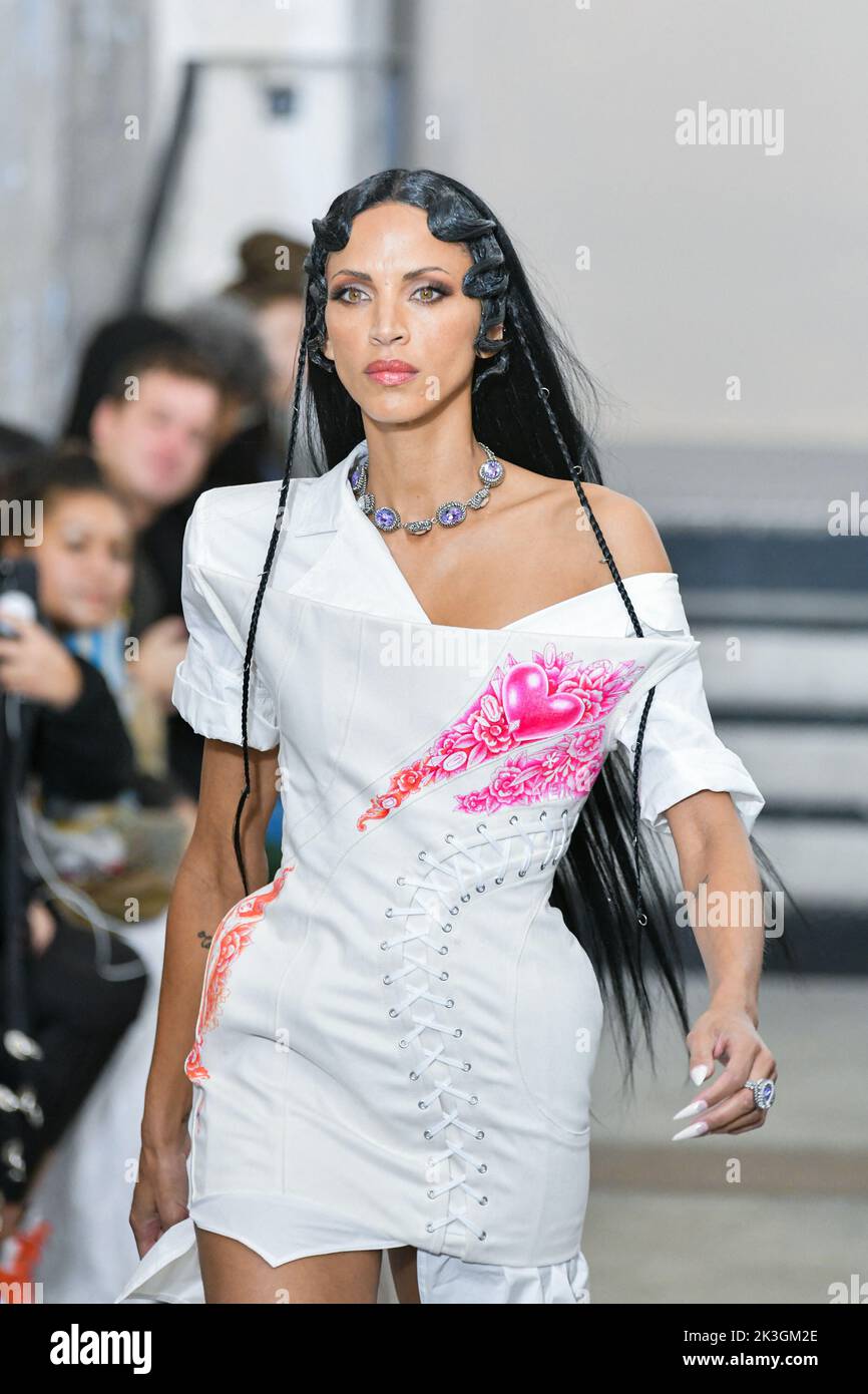 Paris, France, on September 26, 2022. French model Noemie Lenoir walks ...