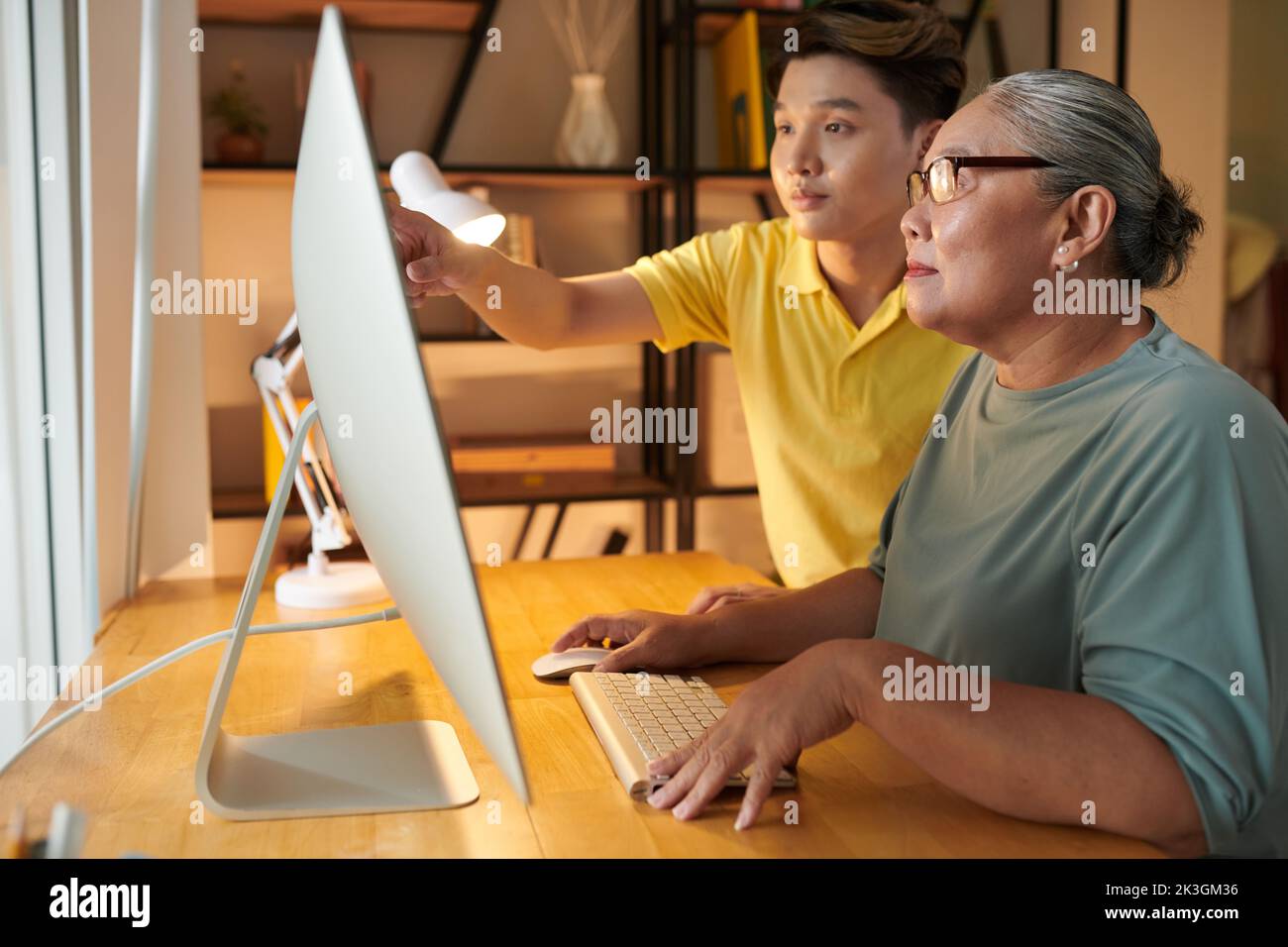 Elderly computer help asian hi-res stock photography and images - Alamy