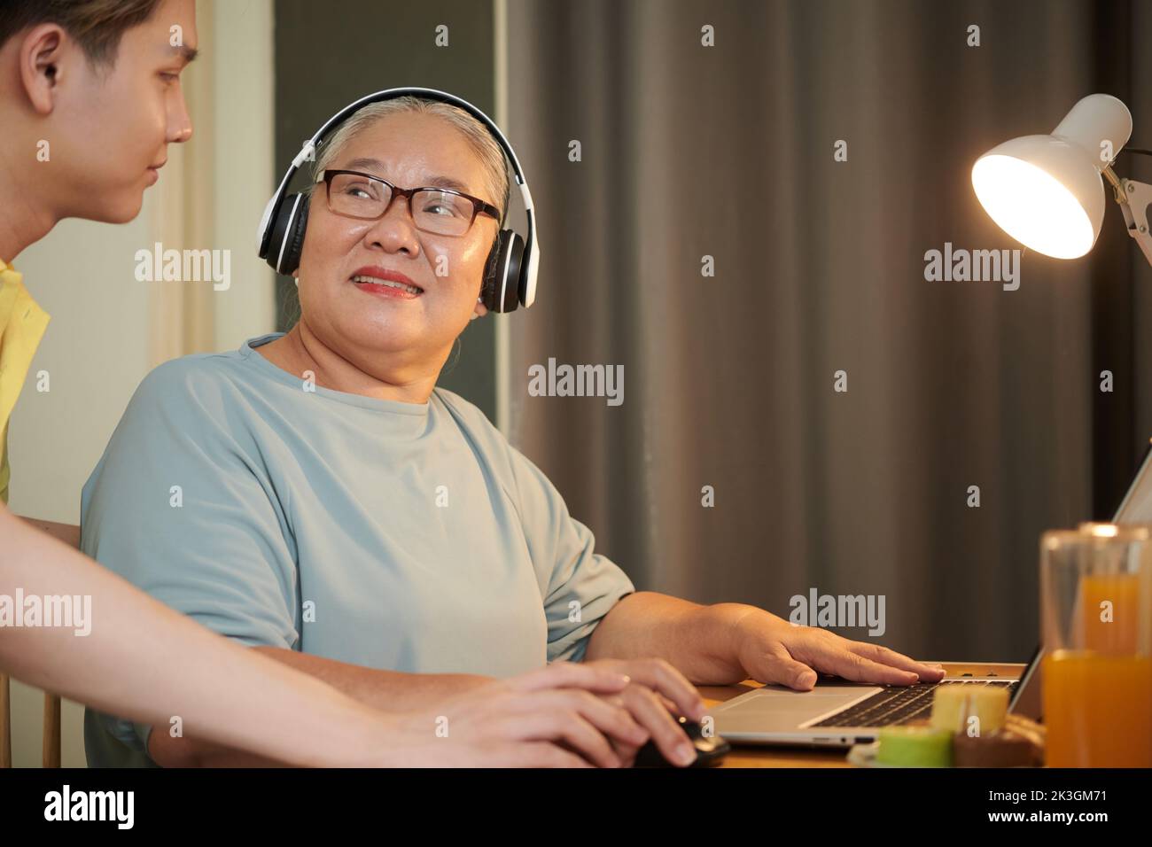 Elderly computer help asian hi-res stock photography and images - Alamy