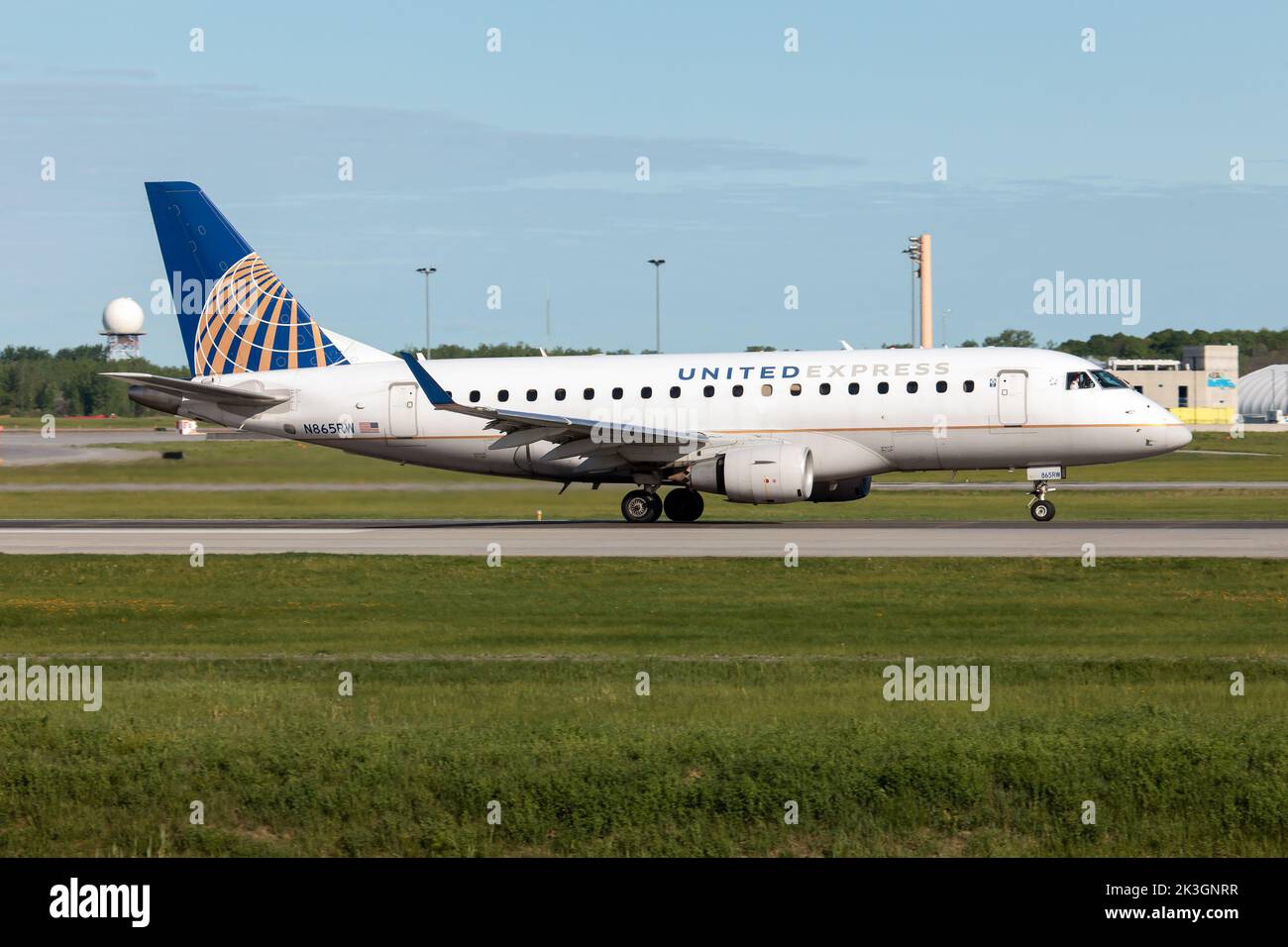 A United Express (Republic Airways) Embraer 170-100SE at Montreal ...