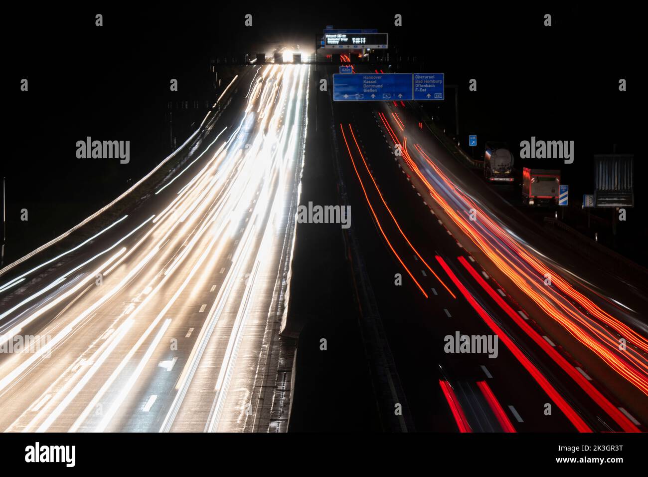 27 September 2022, Hessen, Frankfurt/Main: Passing cars trace their ...