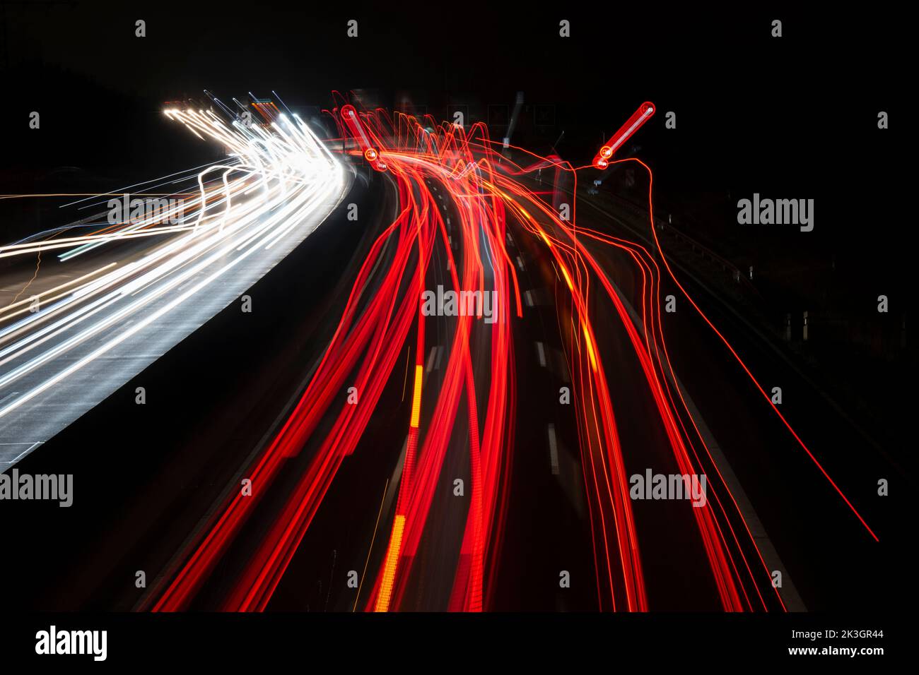 27 September 2022, Hessen, Frankfurt/Main: Passing cars trace their ...