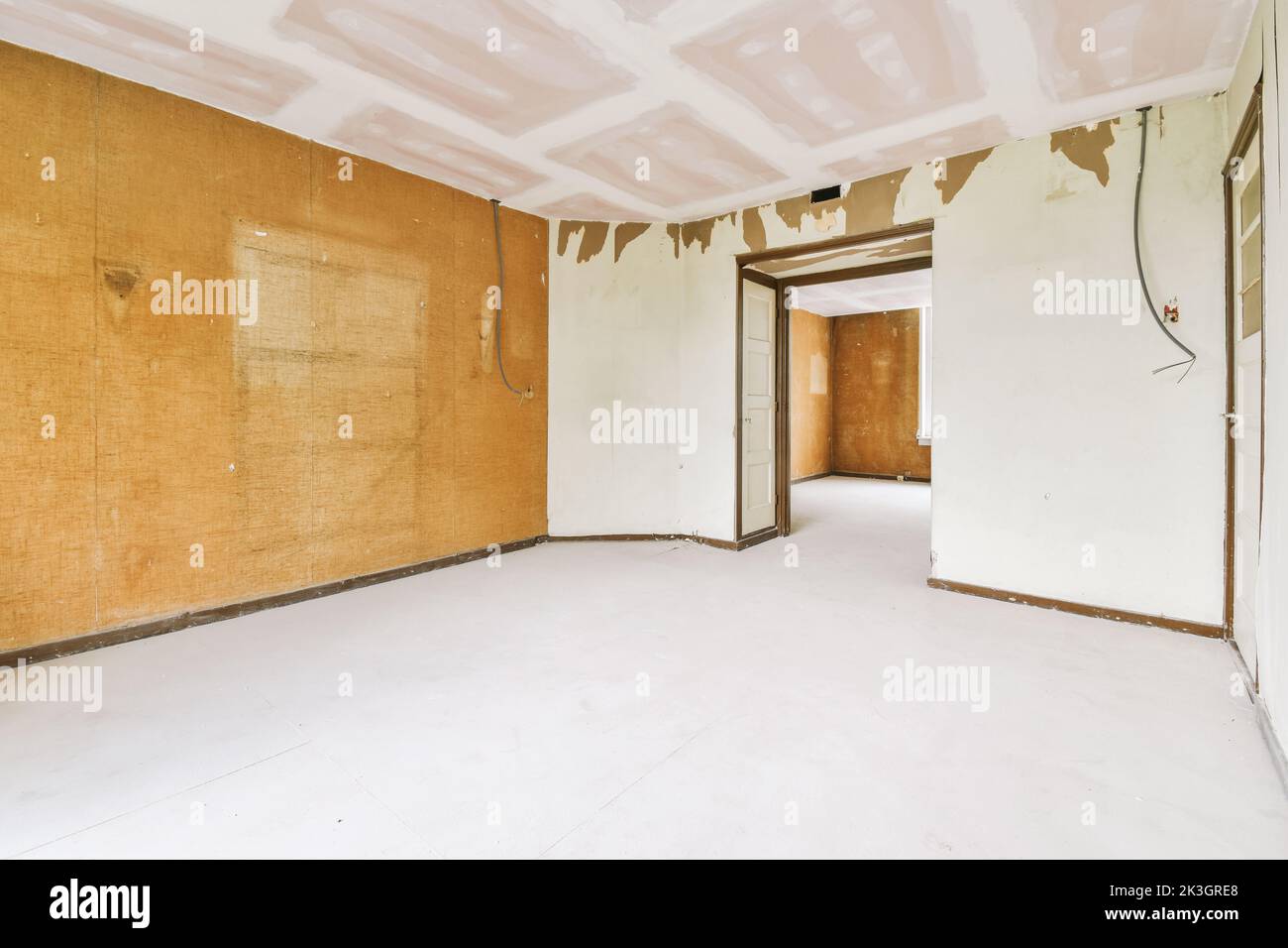 A cozy and spacious empty room in a luxury house Stock Photo - Alamy