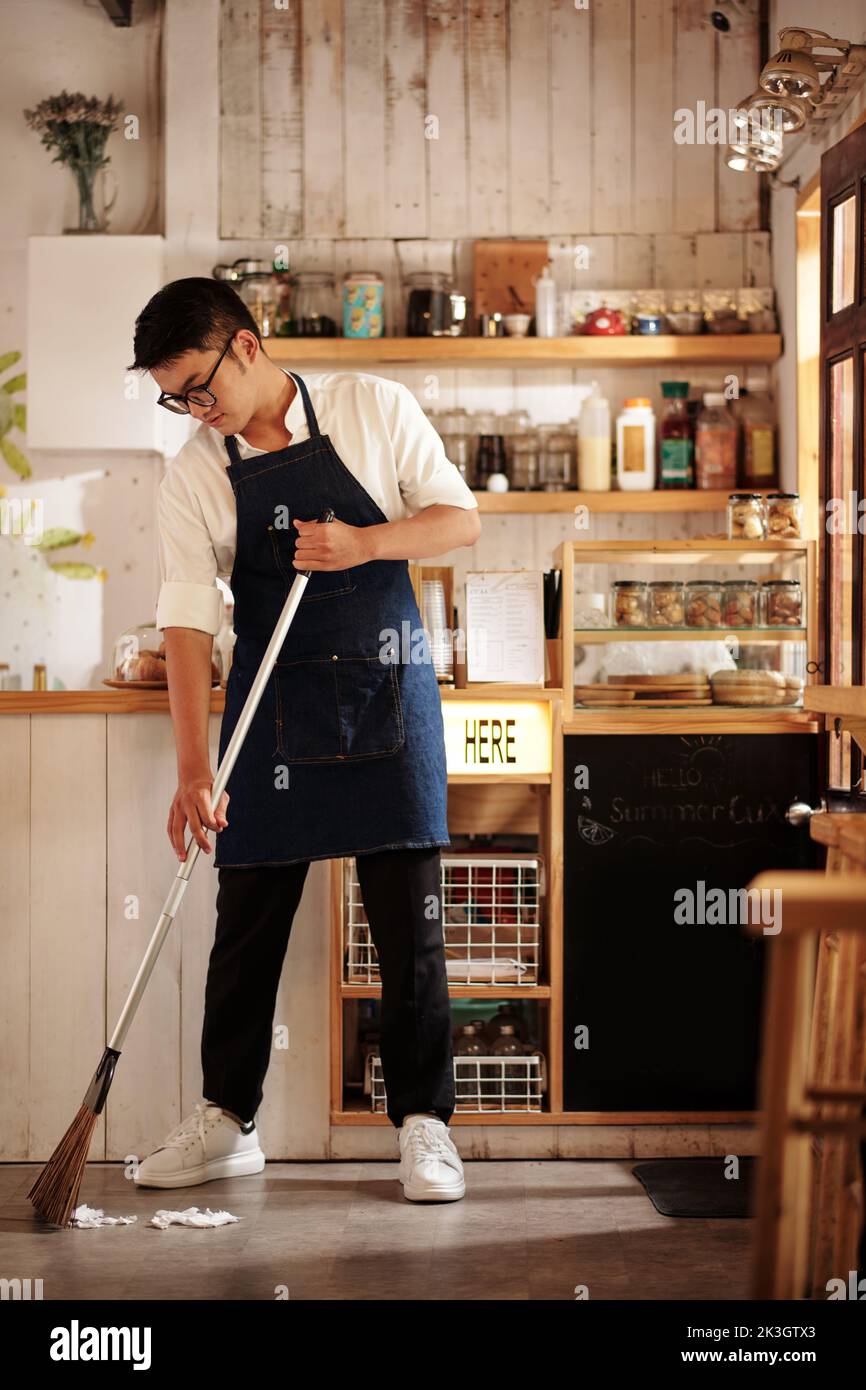 Vietnamese sweeping hi-res stock photography and images - Alamy